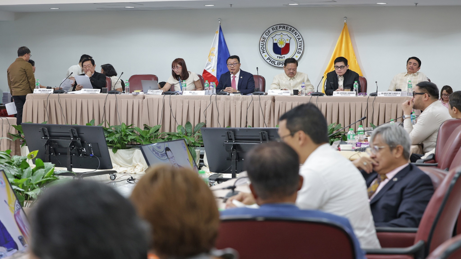 HOUSE COMMITTEE KUMASA! ILBO Vs OVP Officials Ipinapanawagan | Politico.ph